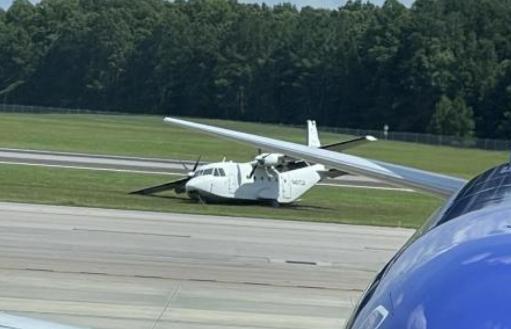 Záhada kolem smrti muže, který opustil nákladní letadlo bez padáku ve ...