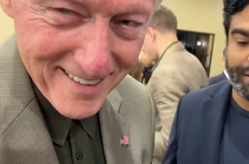 Bill Clinton se smál, když ho reportér konfrontuje s Epsteinovými ...