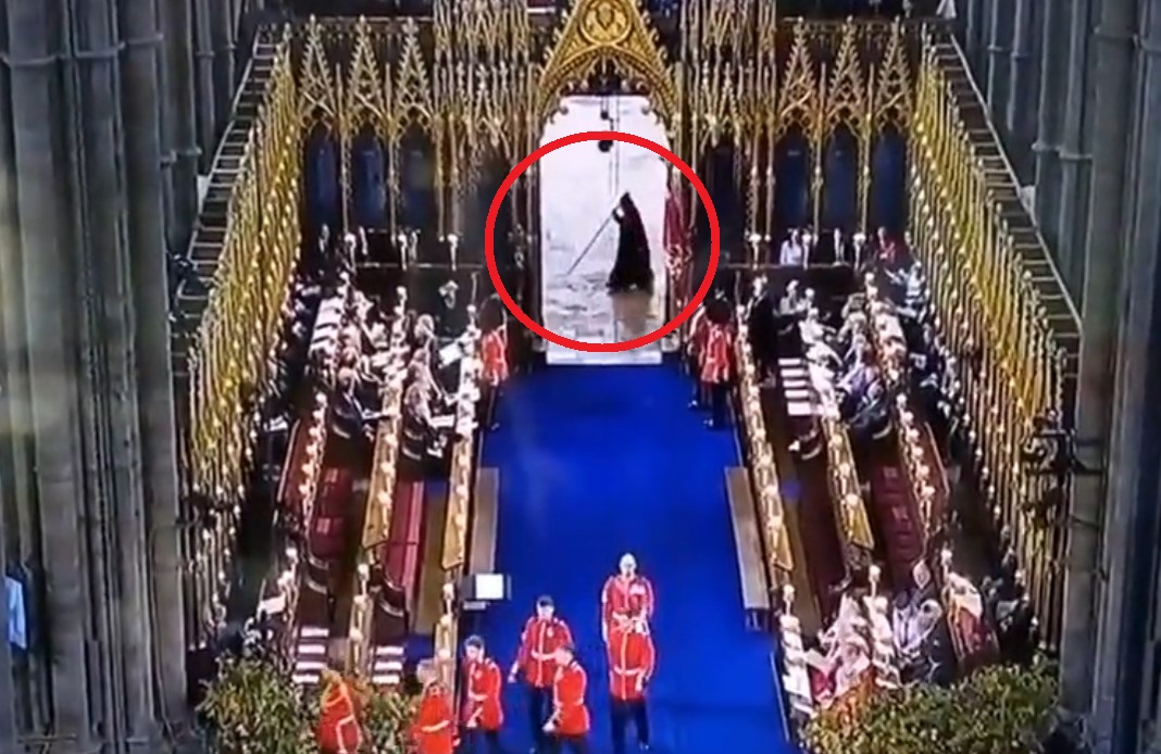 Smrtka na korunovaci Krále III.? Už i mainstreamová média si všímají ...