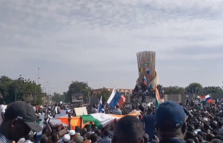 „Ať žije Rusko!“ Francouzské velvyslanectví v Nigeru v obležení | AC24.cz